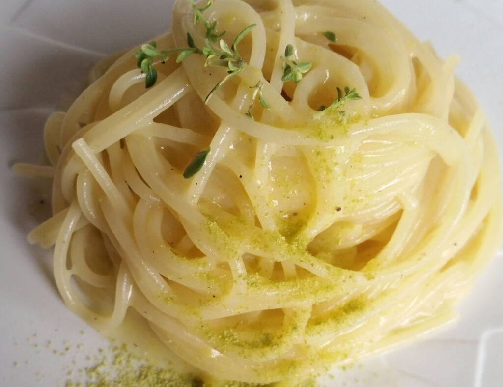 Spaghetti olio, limone e provolone del Monaco. La squisita ricetta di ...